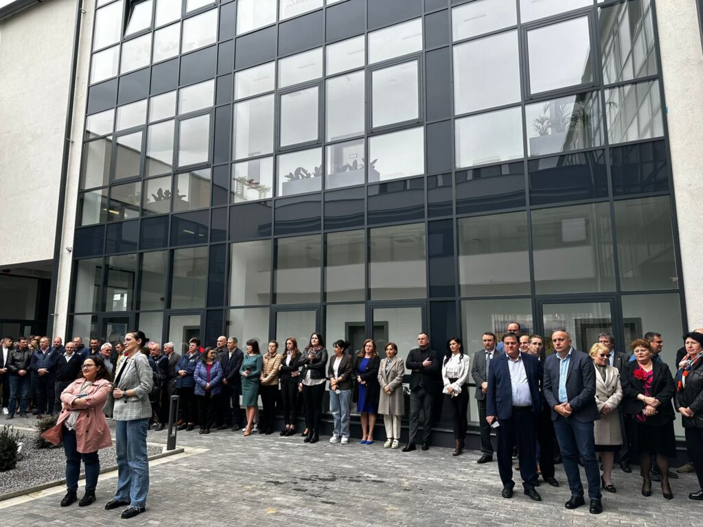 Noul sediu de 5,3 milioane de euro a celor de la Ape Crișuri are și un ...